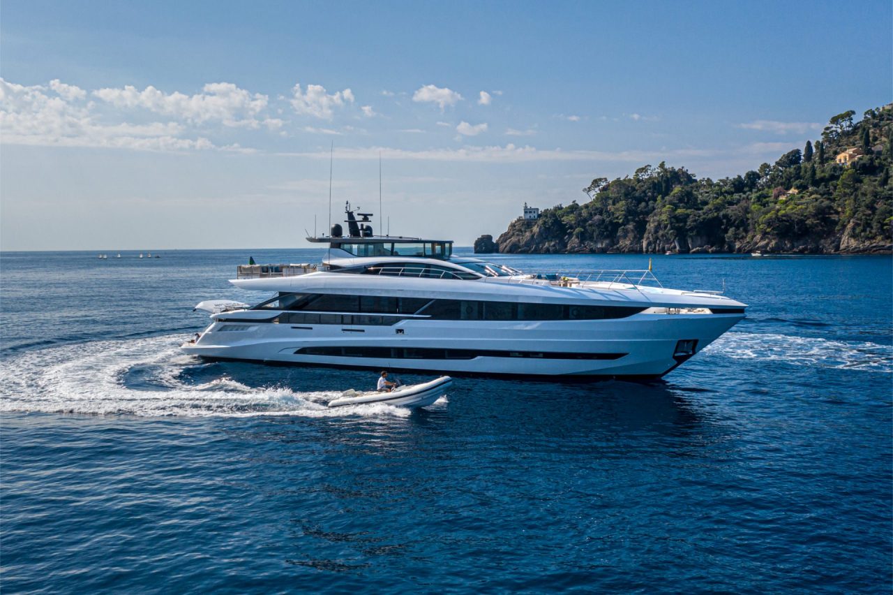 Mangusta Gransport: fast displacement yachts | Mangusta Yachts